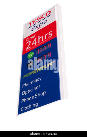 Sign for Tesco supermarket store against blue sky, Calne, Wiltshire ...