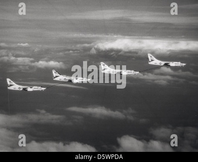 KA-3B Skywarrior VAH-10 refueling RVAH-12 RA-5C Vigilante c1968 Stock ...