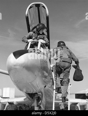 A Fleet Composite Squadron 5 (VC-5) TA-4J Skyhawk aircraft taxis on the ...