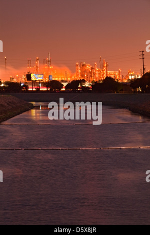 Residential houses next to oil refinery at Wilmington. Los Angeles ...