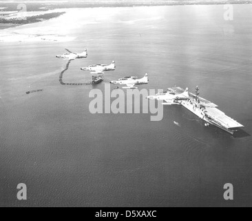 Lockheed T2V "Sea Stars" in echelon formation flight over NAS Pensacola ...