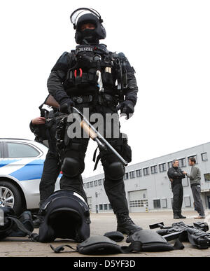 A police officer of the Mobile special response unit (Mobiles ...
