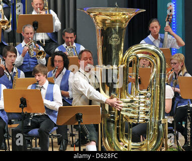 Joerg Wachsmuth from Dresden plays 'Flight of the Bumblebee' on the ...