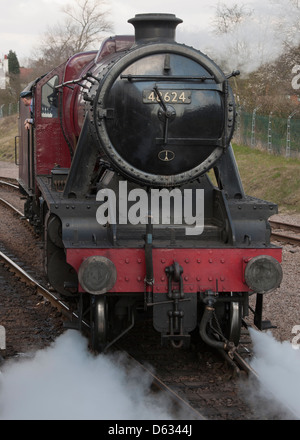 48624 LMS 8f Class 2-8-0 steam engine taking on water at Loughborough ...
