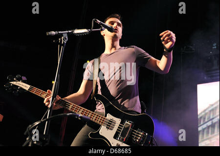 Guitarist Nathan Connolly of British band Snow Patrol performs at ...