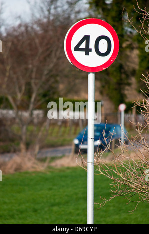 40 speed limit sign country road lane Stock Photo - Alamy