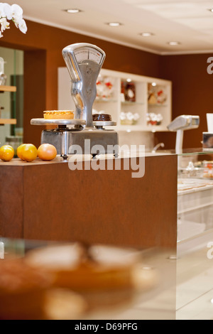 Cake and scales Stock Photo - Alamy