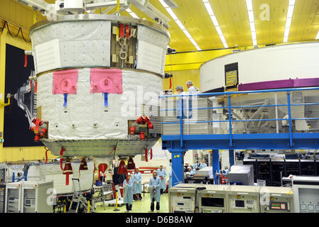 The S/C module of space shuttle ATV-4 'Albert Einstein' is loaded into ...