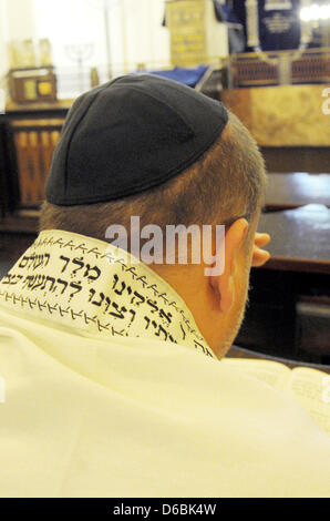 A jewish person wears a yamaka, (kippah) at a synagogue Stock Photo - Alamy