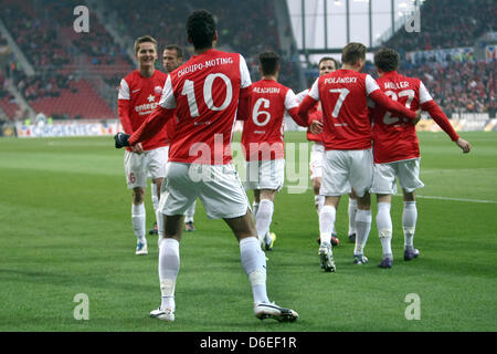 The Freiburg team celebrates in front of the curve with the fans ...