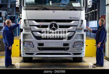 Employees at Mercedes Benz Stock Photo: 24064907 - Alamy