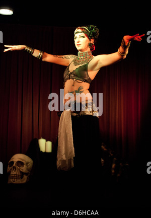 Burlesque performer Serpentina poses for artists / sketchers at a Dr ...