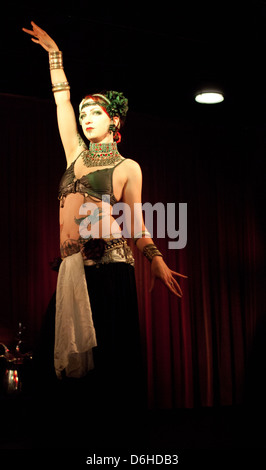 Burlesque performer Serpentina poses for artists / sketchers at a Dr ...