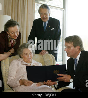 Else Beitz (sitzend) bekommt von Kanzleramtschef Ronald Pofalla (r ...