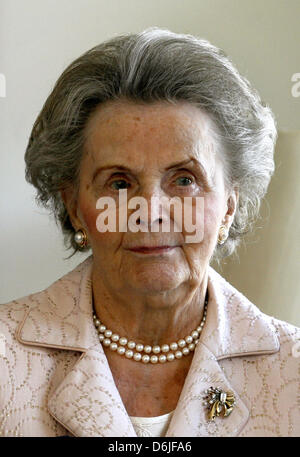 Else Beitz waits with her husband Berthold Beitz for the awarding of ...