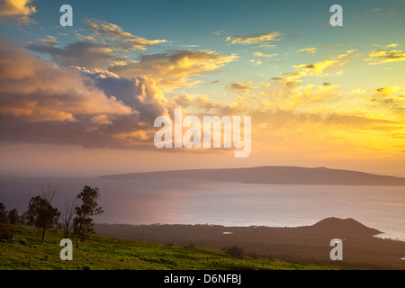 sunset viewed from the Kula Highway overlooking Kaho'Olawe island and ...