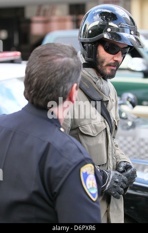 Keanu Reeves speaking with a Beverly Hills Police officer about the ...