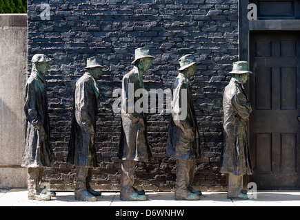 "The Bread Line" sculpture by George Segal depicting the Great ...