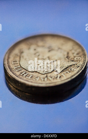 A dirty and battered £1 coin Stock Photo - Alamy