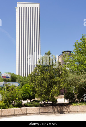 In the AZCA complex, Madrid, Torre Europa and Edificio Cadagua, the ...