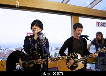 Sharleen Spiteri and Tony McGovern of Texas perform an accoustic set ...