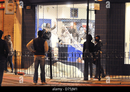 Looters break into the Carphone Warehouse near Clapham Junction in ...