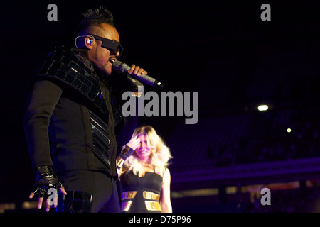 Allan Pineda Lindo aka Apl.de.ap of Blackeyed Peas leaving the Met Bar ...