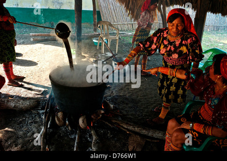Panama, Kuna Yala, Ustupu, Kuna women cooking chicha Stock Photo - Alamy