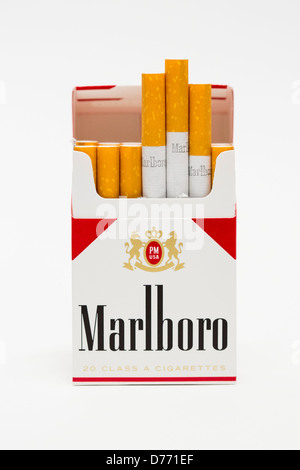 A pack of Marlboro Red cigarettes Stock Photo - Alamy