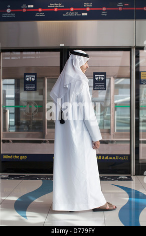 Arab man in traditional dress, Abu Dhabi, UAE Stock Photo - Alamy