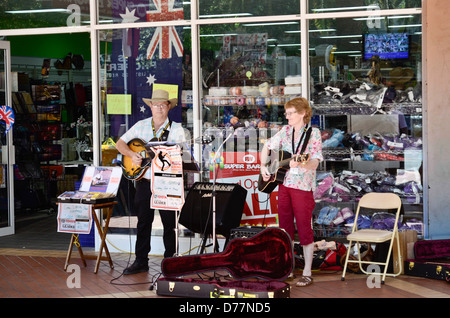 Busker singing and playing guitar at Tamworth Country Music Festival ...