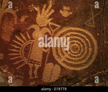 Native American petroglyph of concentric circles, Tsankawi mesa cliff ...