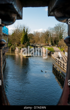 Stone bridge on the Kennet and Avon canal at Claverton near Bath Stock ...