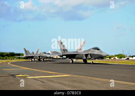 USAF F-22 Raptor taking off from RAF Lakenheath and heading back to the ...