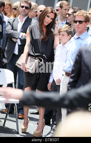 Victoria Beckham at the Hollywood Walk of Fame for Simon Fuller ...
