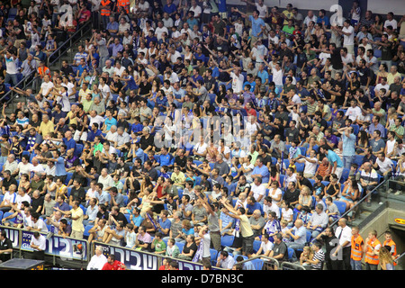 crowd cheering at basketball stadium Stock Photo - Alamy