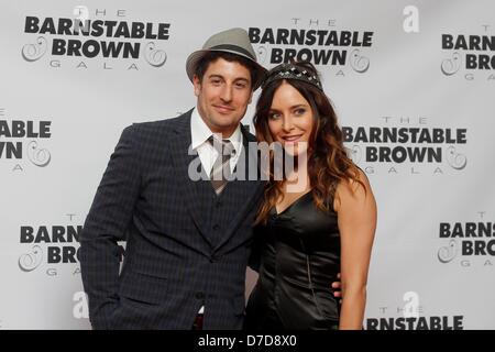Jason Biggs and wife Jenny Mollen Biggs attends Citymeals on Wheels ...