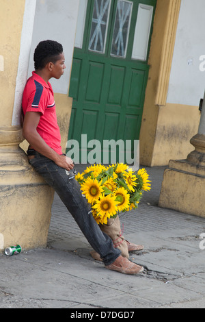 Boy selling flowers in Streets, New Delhi, India Stock Photo - Alamy