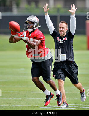 Tampa Bay Buccaneers assistant coach Tom Moore reacts before an NFL ...