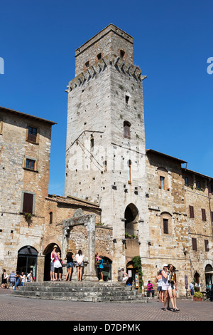 Cisterna Piazza San Gimignano Tuscany Stock Photo - Alamy