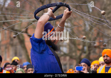 Spinning Sikh weapons, chains, chakar bolo, chuks; Khalsa Sikh Martial ...