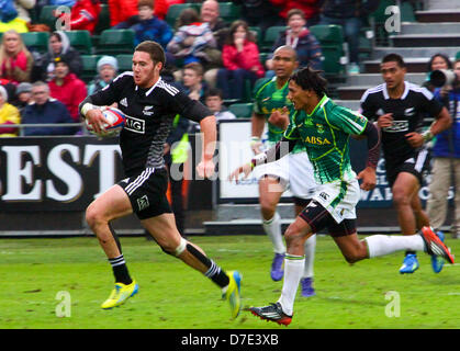 Glasgow, Scotland, UK 3rd April, 2021.Emergency Helicopter lands at the ...
