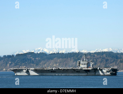 USS Nimitz gets underway Stock Photo - Alamy