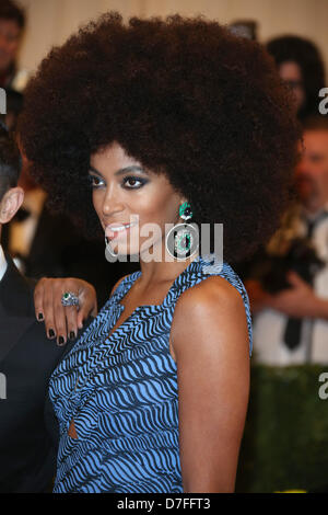 Solange Knowles arrives at The Metropolitan Museum of Art's Costume ...