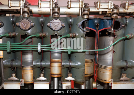 Inline 6 cylinder aircraft engine Stock Photo - Alamy