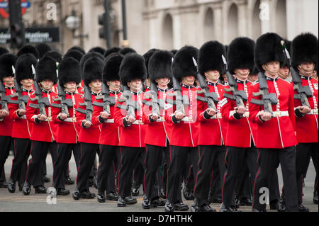 Welsh guard in ceremonial dress standing to attention on sentry duty ...