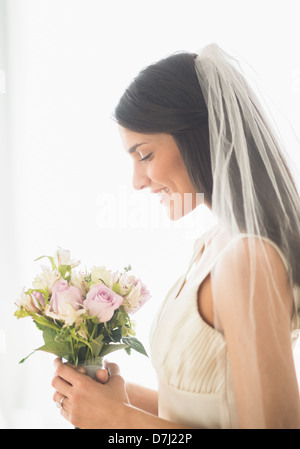 Side profile of a bride holding a bouquet of flowers Stock Photo - Alamy