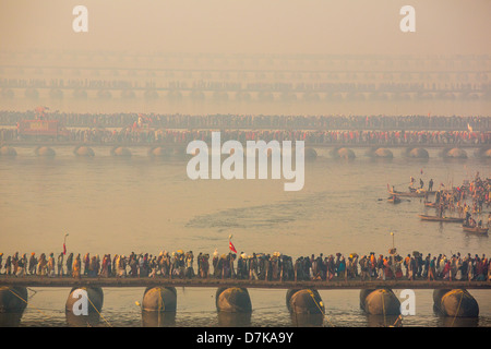Crowded pontoon bridges during the Kumbh Mela, Allahabad, India Stock ...