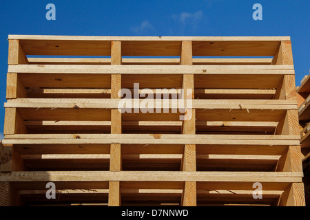 A stack of four bearer pallet wooden pallets Stock Photo - Alamy