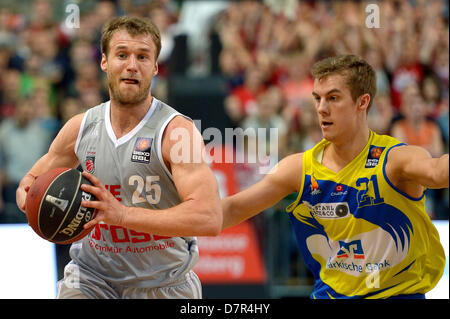 Bamberg's Anton Gavel (R) passes Hagen's Ole Wendt (C) and Abe Lodwick ...